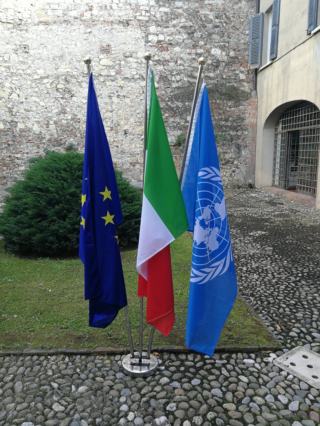 Bandiere esposte il 24 Ottobre: Perchè? La bandiera dell'ONU Bandiere esposte il 24 Ottobre: Perchè? La bandiera dell'ONU